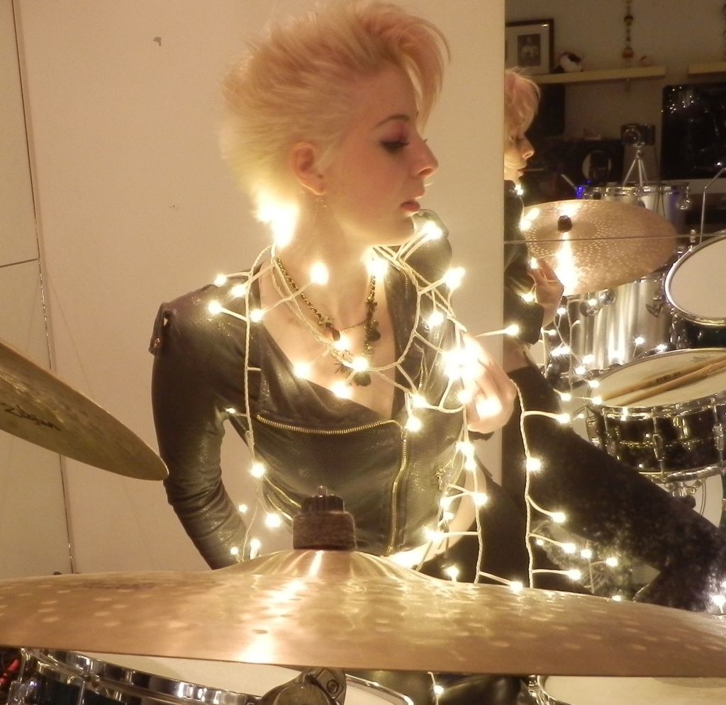 The Darkness Introduced Female Drummer - AlteRock