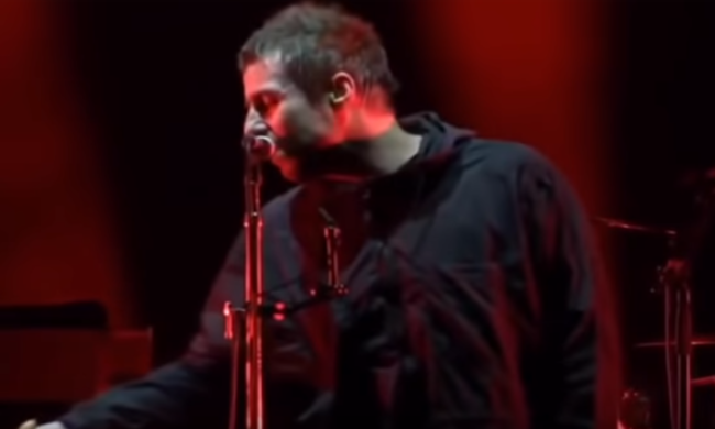 Liam Gallagher is angry when heckler throws a fish on stage: “Which ...